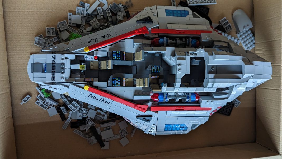 BlueBrixx Star Trek Voyager & Delta Flyer Review – Trek Central